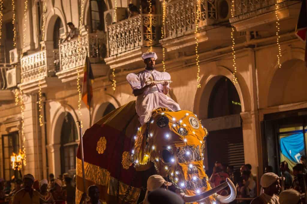 Esala Perahera : vivre la Fête de la Dent